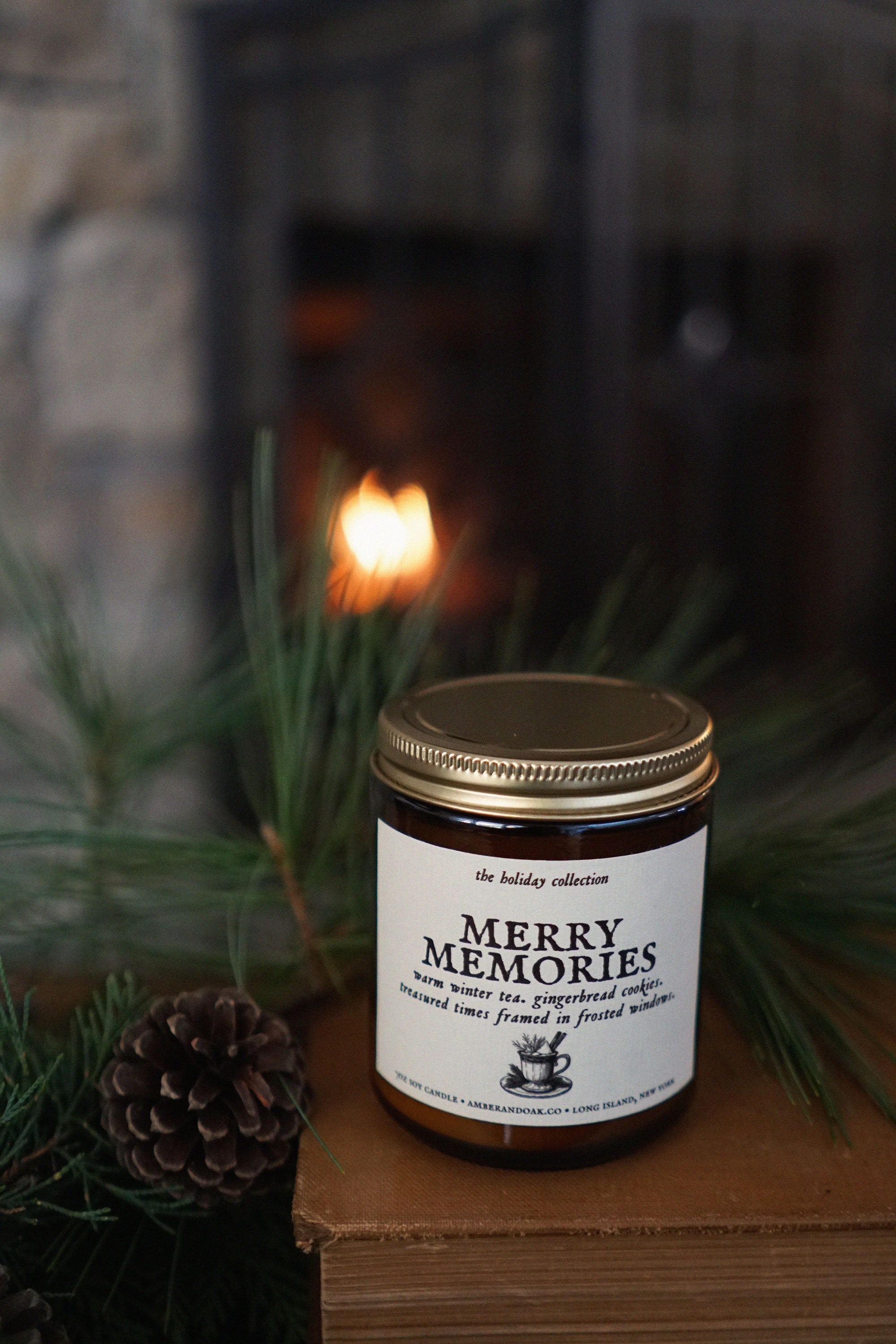 Merry Memories 7oz Soy Candle – Amber & Oak